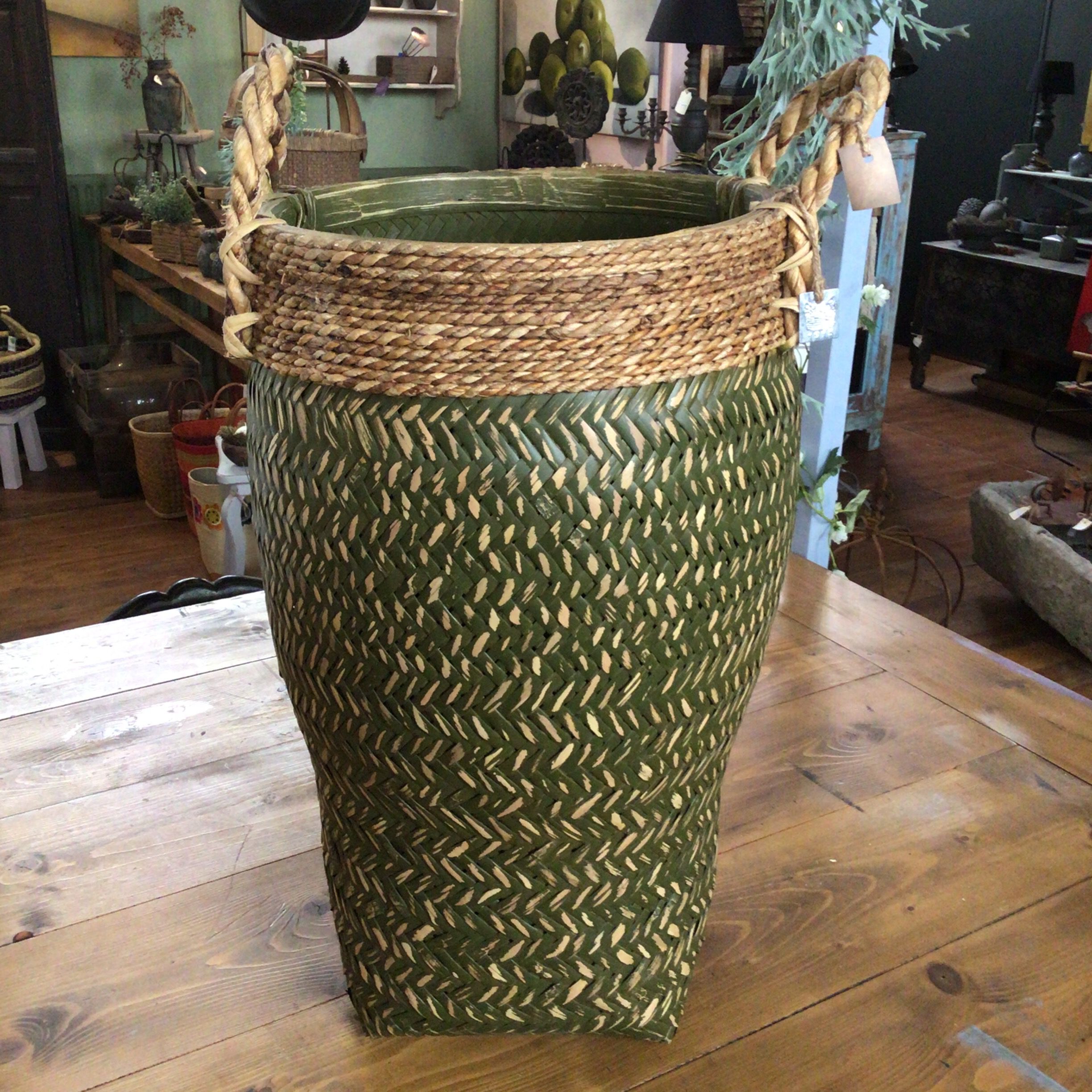 Hoge sierlijke groene mand van der Leeden